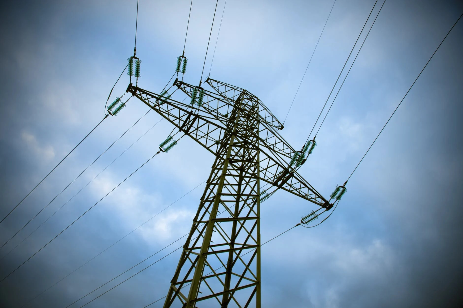 Why aluminum wire used in transmission lines and not copper ? which ...